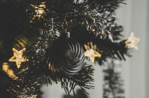 Hur kopplas julgranar till jultraditionen?